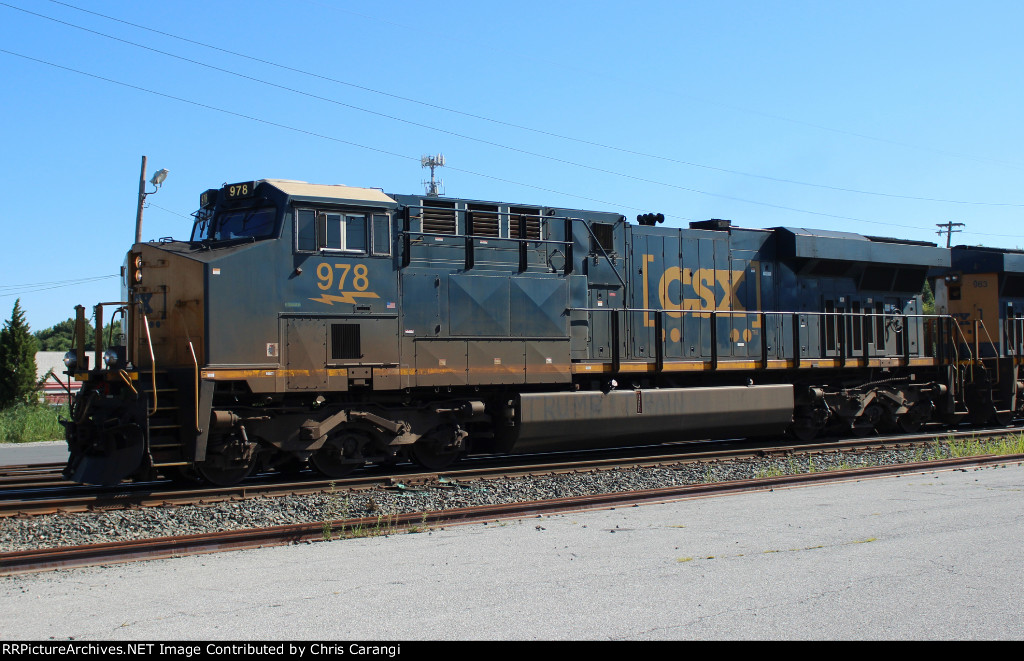 CSXT 978 on Q389-06